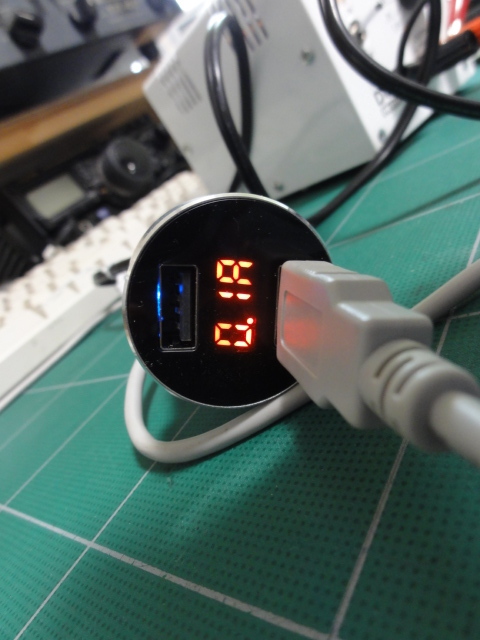 電圧計付きシガーソケット USB ポート: SDR で BCL を